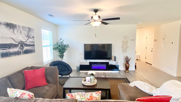 Deluxe Spacious Home Near Sequoia Park - Visalia, CA