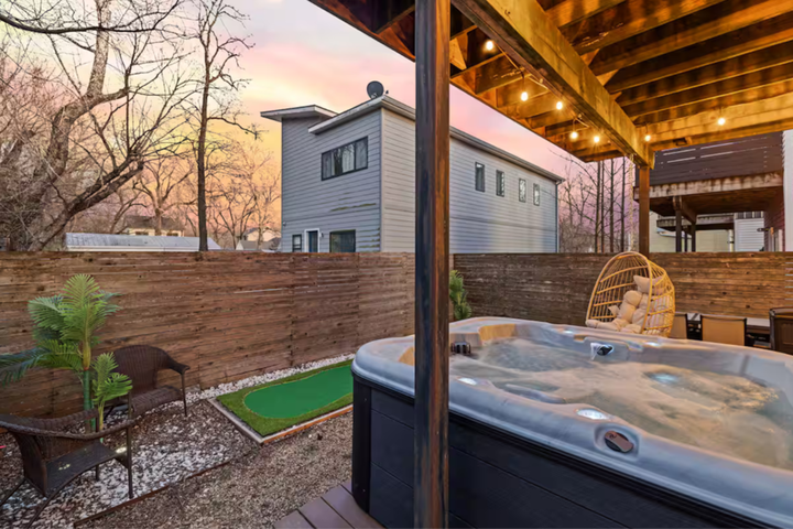 Game Day Or Getaway! Hot Tub, Mini Golf, Sleep 8 - Fayetteville, AR