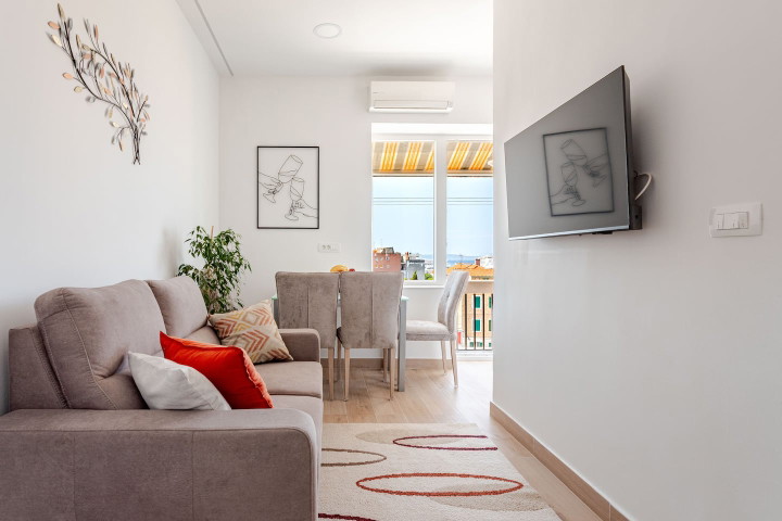 Sunny Apartment With Balcony & Sea View - Kroatien