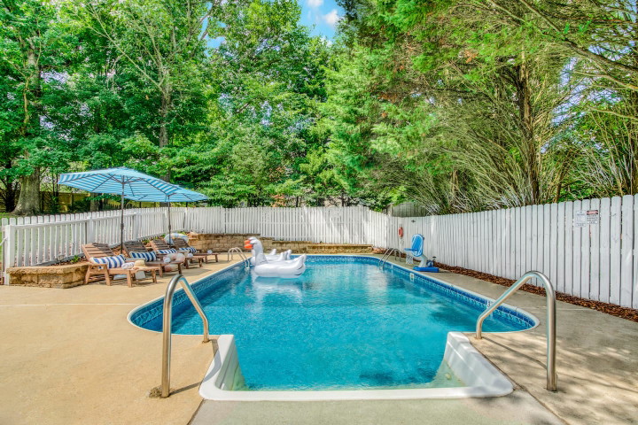 5bd Sleeps 18! Pool, Bball, Game Rm, Fire Pit - Greensboro, NC