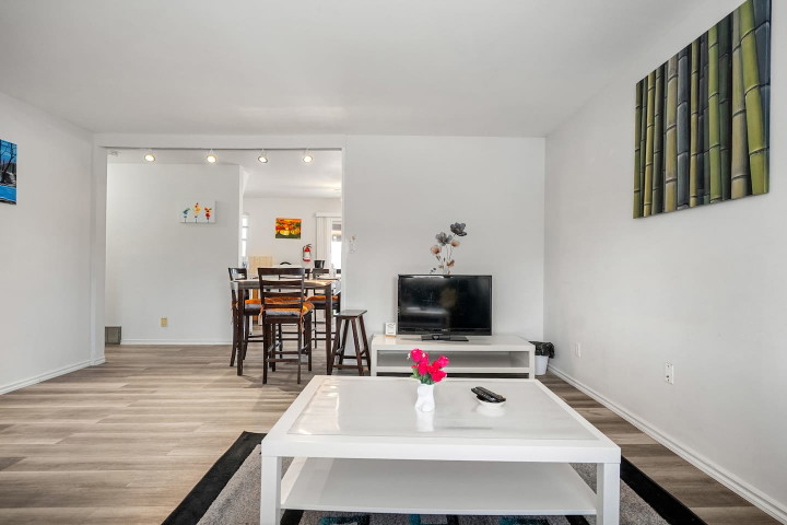 3br Sleeps 6 Free Parking Walk To 17 Ave - Calgary