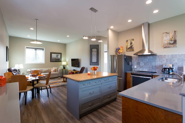 Nw ..Carriage House 800 Sq Ft Of Private Luxury - Calgary