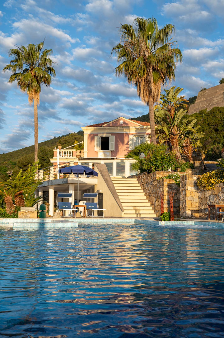 Villa Caroleo: Exclusive Villa With Panoramic Pool - Ventimiglia