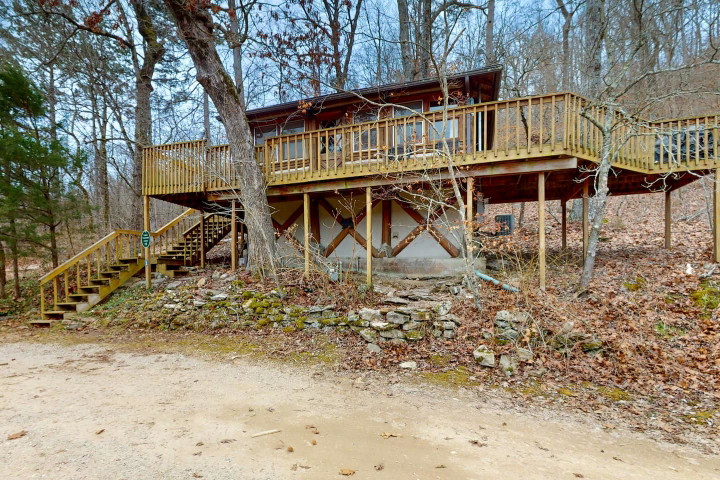 Historic Dog-friendly Cabin Overlooking Lake Lucerne With Deck & Great Views - Eureka Springs, AR