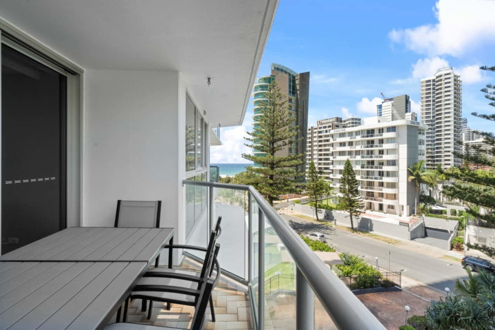 Beachfront Surfers Escape W/ Parking, Pool & Sauna - Gold Coast