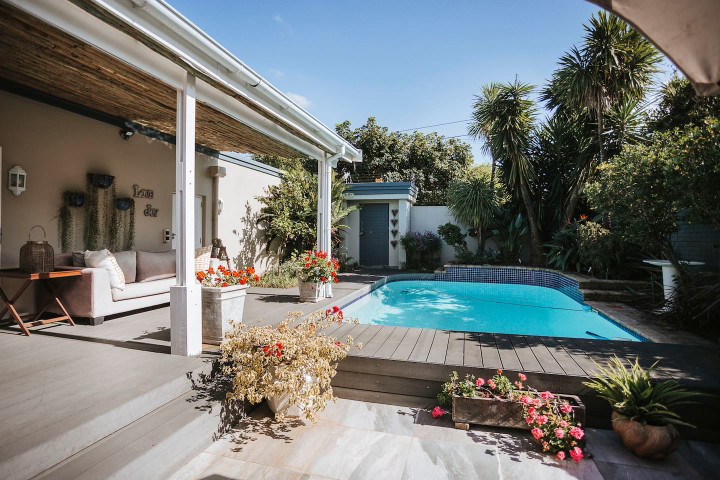 Garden Guest Suite With Pool View - East London