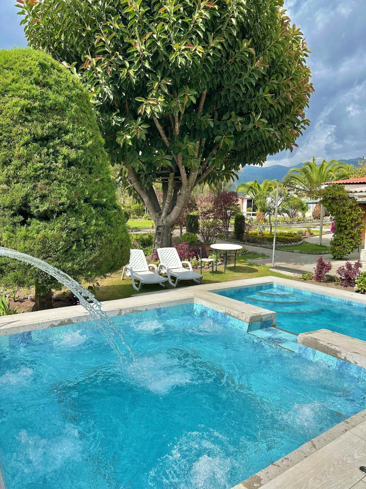 Hot Pool Family Gatherings And Parties - Quito