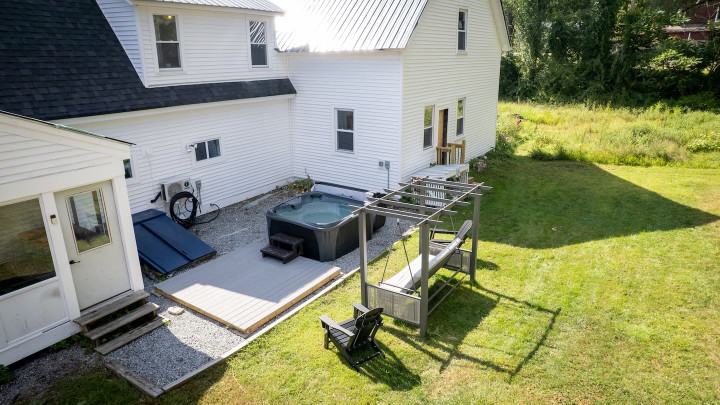 16+ppl 2 Hottubs Gamerooms Firepit 2 Acre Backyard - New Hampshire (State)