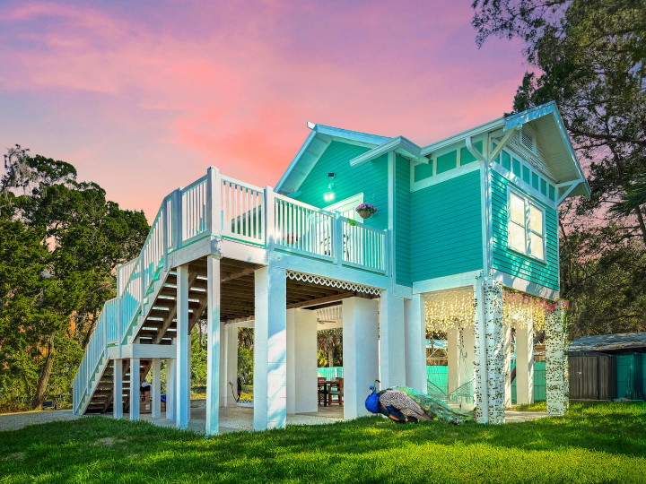 Riverside Cozy Treehouse, Outdoor Movie & Firepit - Florida