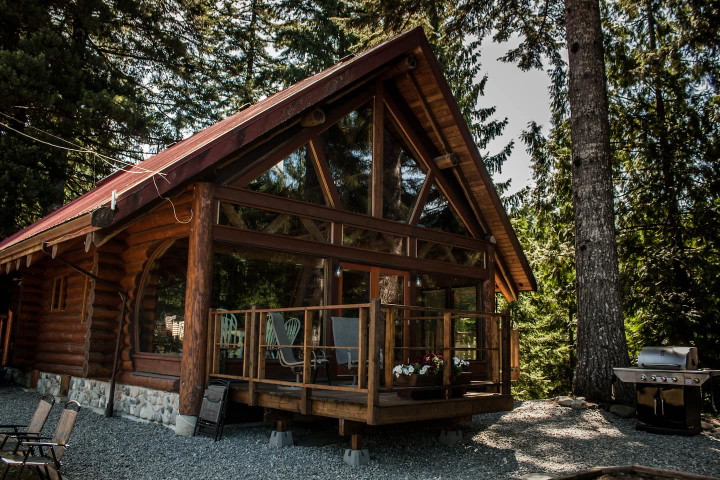 Gorgeous Log Cabin On The Lake & Dock Spot - Campbell River