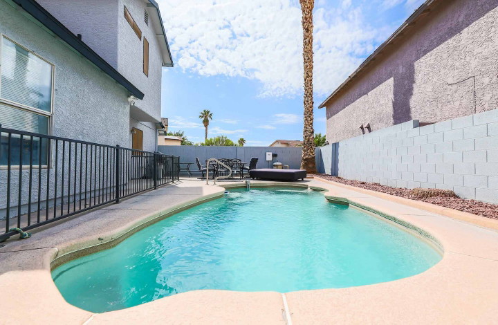 Vegas Living Gorgeous Home With Pool Near The Stri - Las Vegas, NV