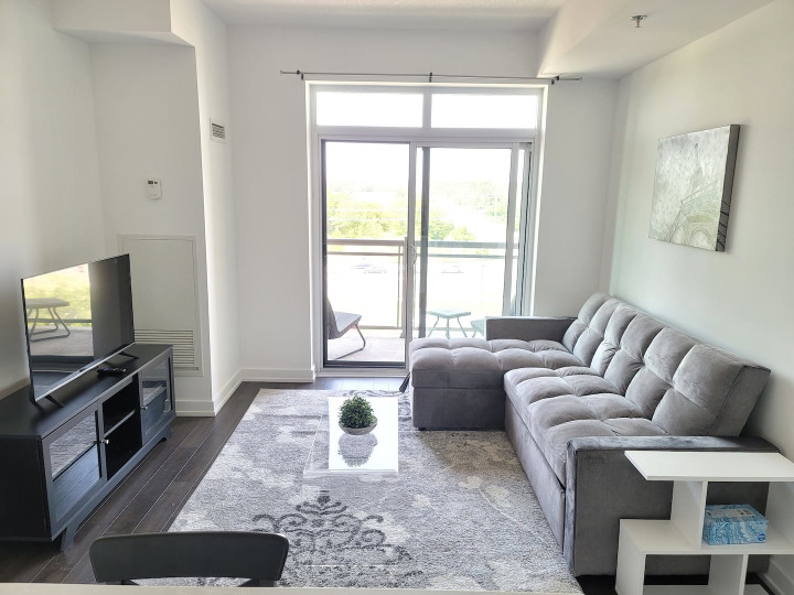 Bright 2 Bedroom Apartment- 2 Underground Parking - Burlington