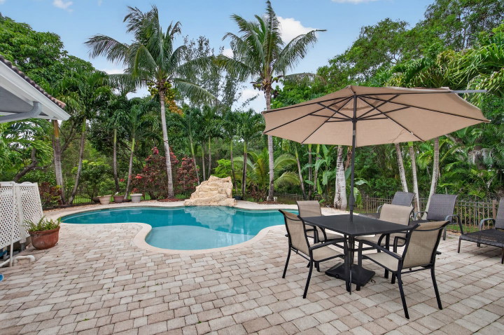 Colossal 4 Bedroom Manor W/ Pool - Miramar, FL