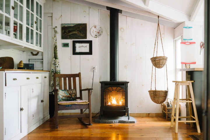 Romantic Getaway, 1920s Classic Waterfront Cabin - Prince Edward