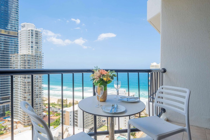 L21 Ocean View Studio: Super King Bed - Surfers Paradise