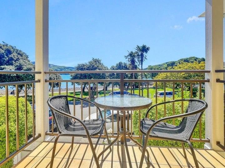 Waterfront 2-bedroom Harbour View Apartment - Akaroa