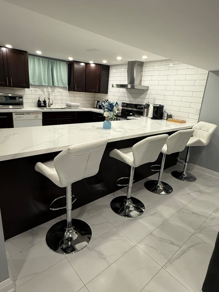 Private Renovated Lower Unit With Indoor Fireplace - Niagara Falls
