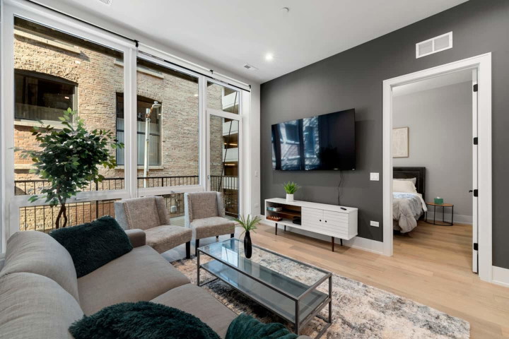 Chic River North 2bd Condo With Parking & Balcony - River North - Chicago