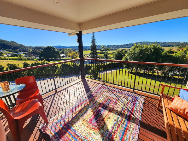 Sunflower Cottage Invites You To Stay & Relax - Sunshine Coast