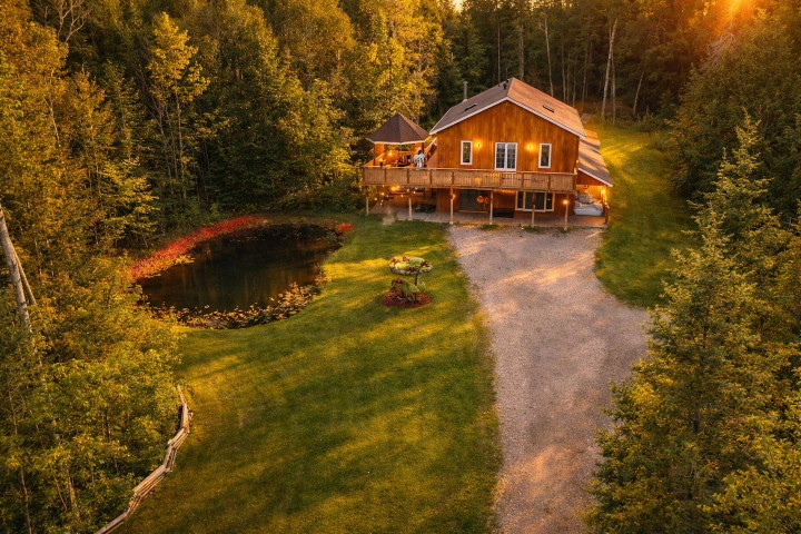 The Ultimate Group Getaway: 5br W/ Hot Near Resort - Ontario
