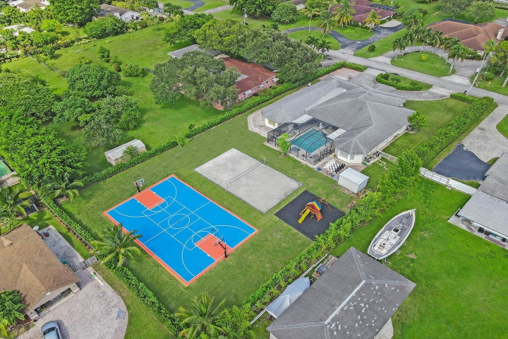 Spacious 8br Retreat W/ Pool & Game Room - The Bahamas
