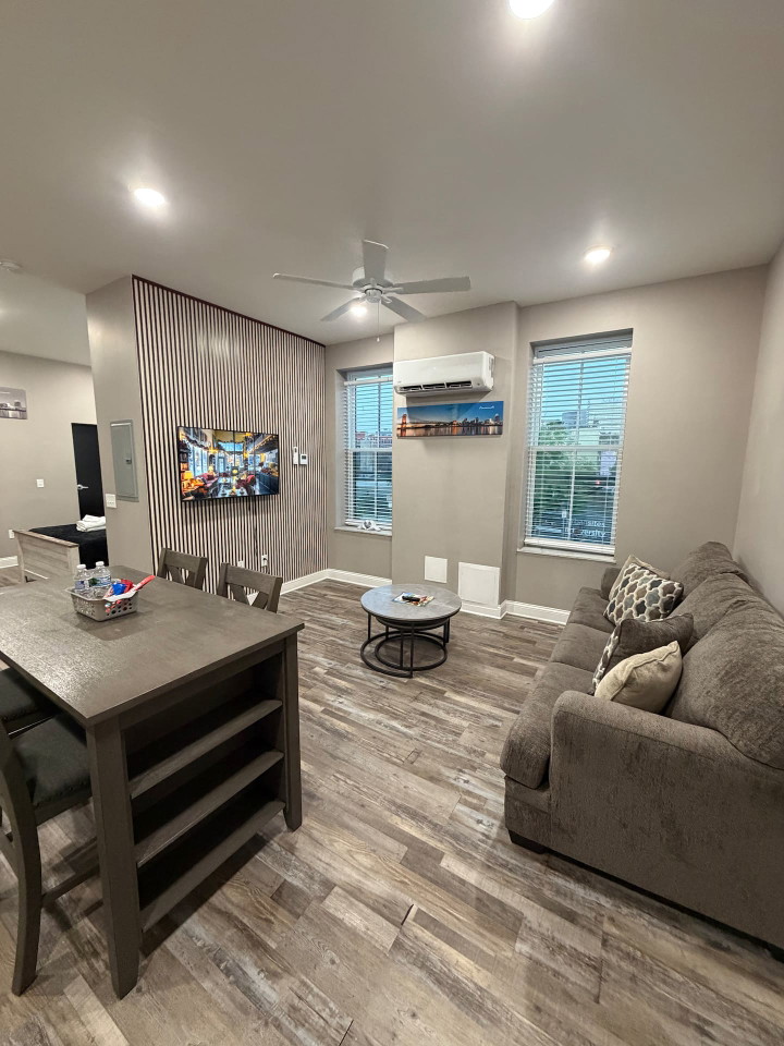 Stylish Otr Stay W/ Queen Bed & Parking - Cincinnati, OH