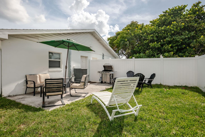 Relax By The Waves: Beach Getaway & Backyard Haven - Fort Pierce, FL