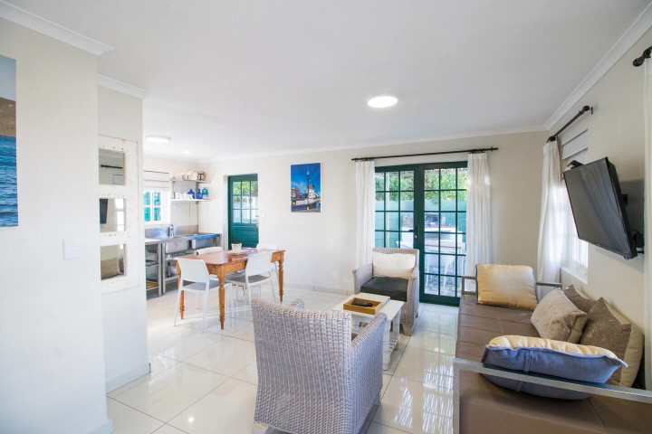 Spacious 2 Bedroom Oasis With A Private Hot Tub -