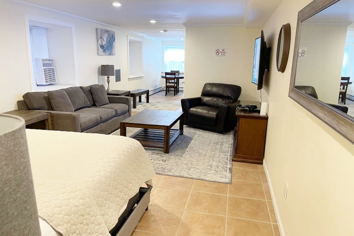 20-b Quality Cribs Spacious Studio - Freeport, NY