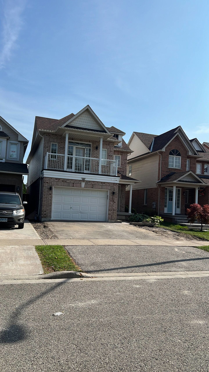 Spacious Bigger Furnished Room Wi-fi Parking - Bowmanville