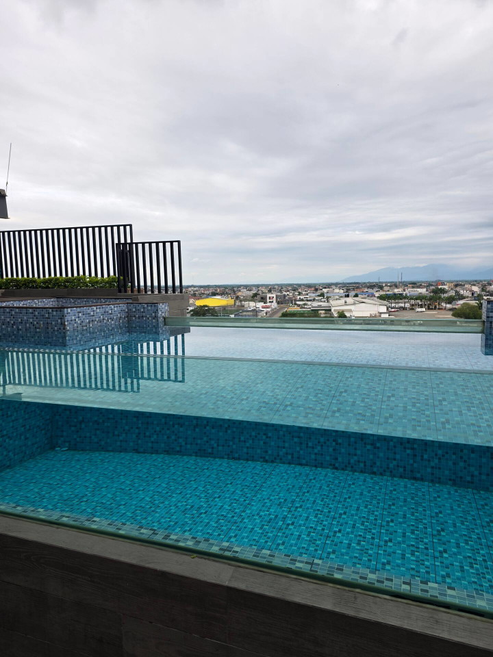 Green Port Plaza, Jacuzzi Pool, 2 Rooms - Machala
