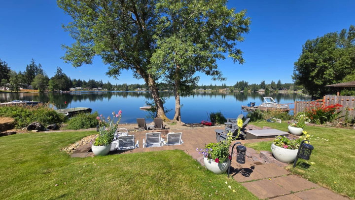 Island Lakehouse - Spacious Waterfront Home - Shelton, WA