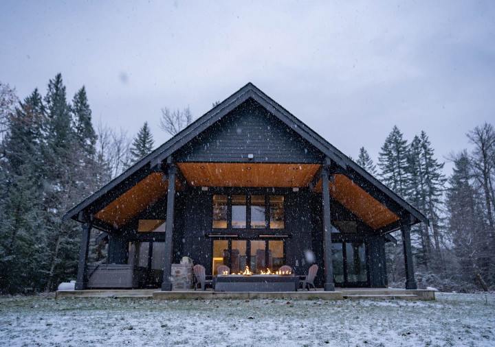 Luxury Riverfront Escape W/ Hot Tub On Private 5ac - Packwood, WA
