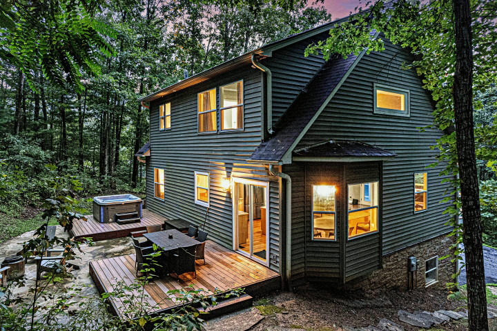 Highland Hideaway | Hot Tub, Fire Pit + Biltmore Pass | 5 Mins To Asheville - Asheville, NC