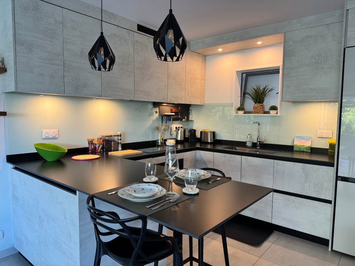 Beautiful Renovated And Bright 2-bedroom Apartment, At The Entrance To The City - Tahiti