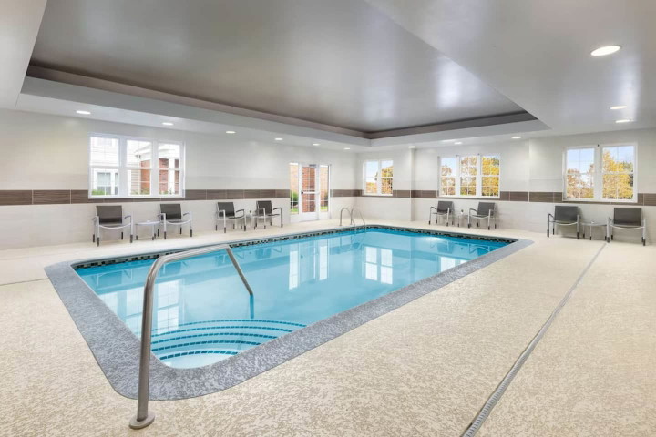 *By Manchester Airport + Kitchen. Breakfast. Pool. - Manchester, NH