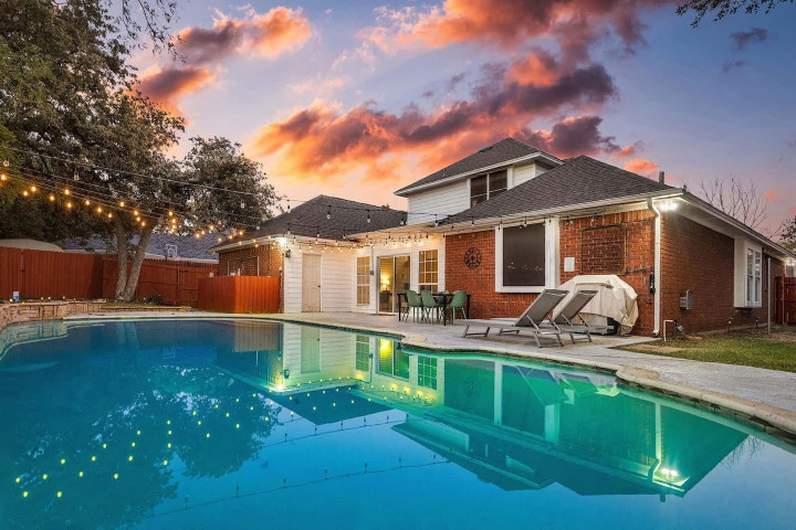 Luxurious 5 Bedroom Retreat With Pool! - Fort Worth, TX