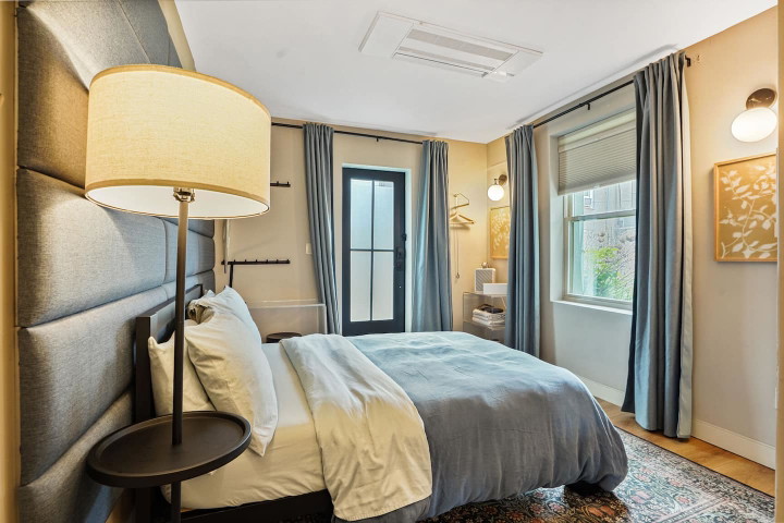 Private Suite Next To Shaw Metro - State of Washington