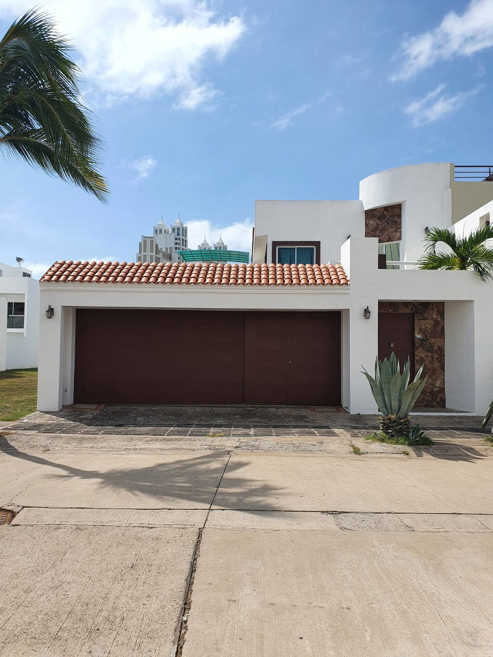 House With Direct Beach Access - Mazatlan