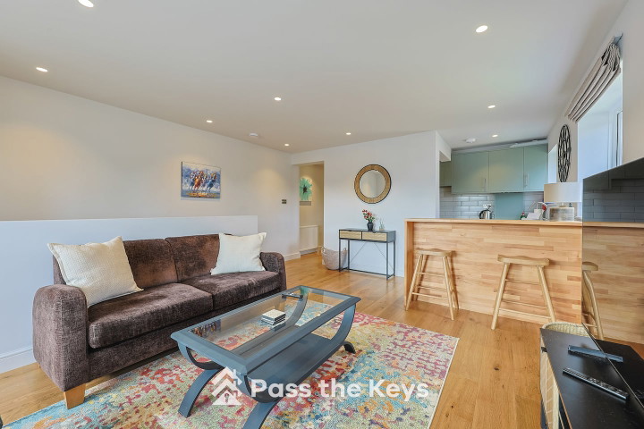 Large, Newly Renovated Flat In Charming Village - Bracknell