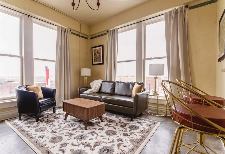 Top Floor 2 Bedroom Loft Overlooking Downtown! - Springfield, MO