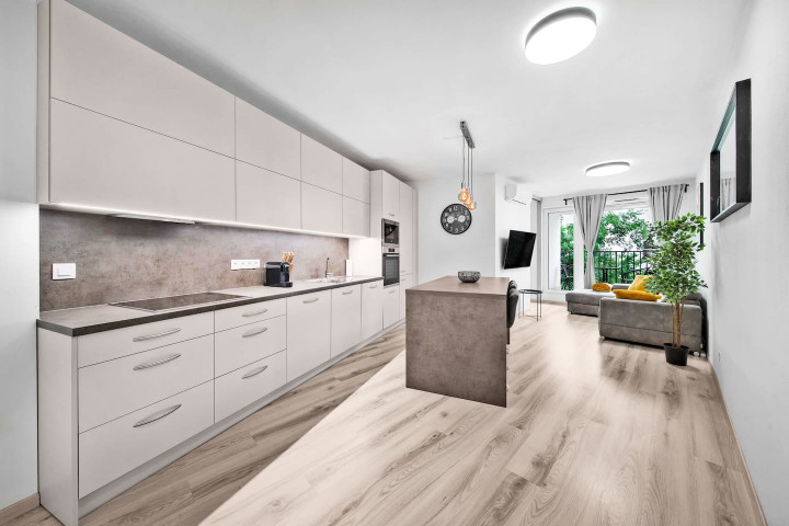 Stylish Central Flat - Balcony & Private Parking - Pozsony