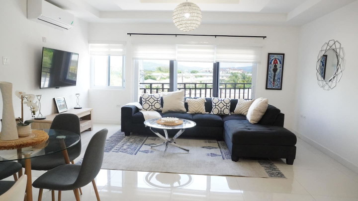 Licia's Stylish Retreat - Kingston