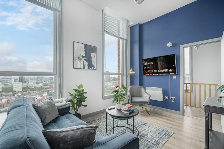 Skyline Views 3-bed Penthouse W/ Balcony & Parking - Birmingham