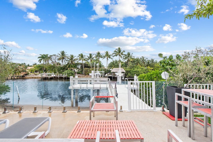 Bright Firstfloor Apt W/patio & Minigolf - Deerfield Beach, FL
