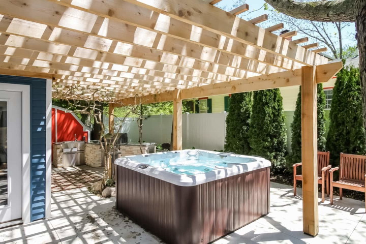 Walk Downtown | Private Hot Tub | Sleeps 6 - Saugatuck, MI