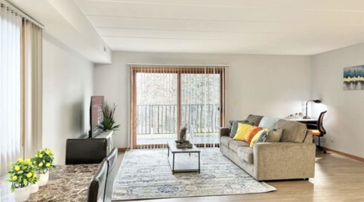 Hickory Hills 2br | Patio, Parking & Near Midway - Worth, IL