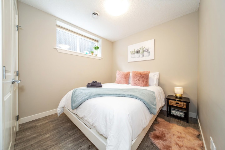 Bright Modern Suite |Netflix|wifi|long Stays|clean - Edmonton