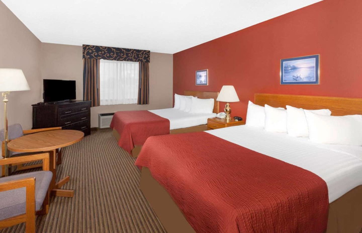 Family Suite | Super 8 St Ignace | Free Parking - St. Ignace, MI