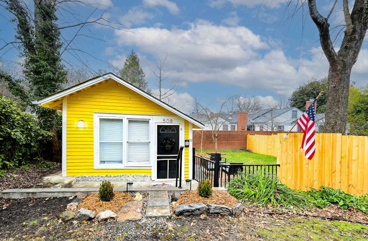 Buttercup Cottage Near Downtown - Hendersonville, NC